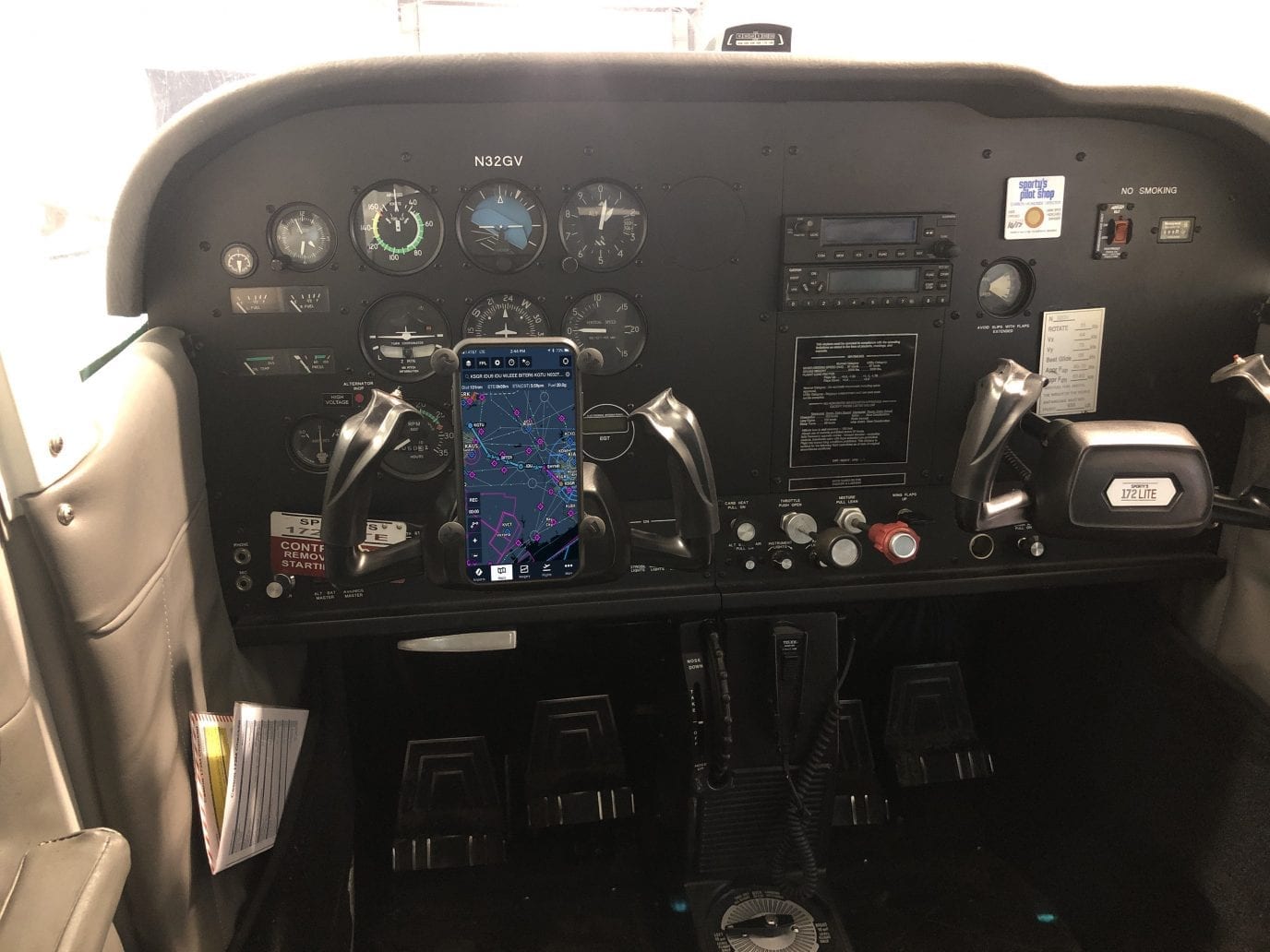 How do different iPad models fit in an airplane? - iPad Pilot News
